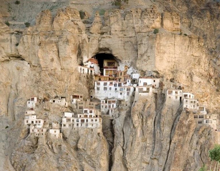 10 Stunning Mountainside Buildings - earthTripper